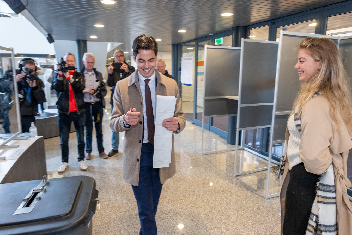 Minister Rob Jetten kiest voor zijn partner bij stembus in Groesbeek ...