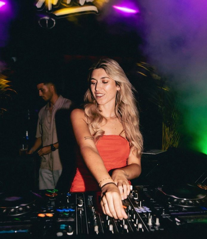 Lisa timmert aan de weg als dj: ‘Soms krijg ik het label opgeplakt ...