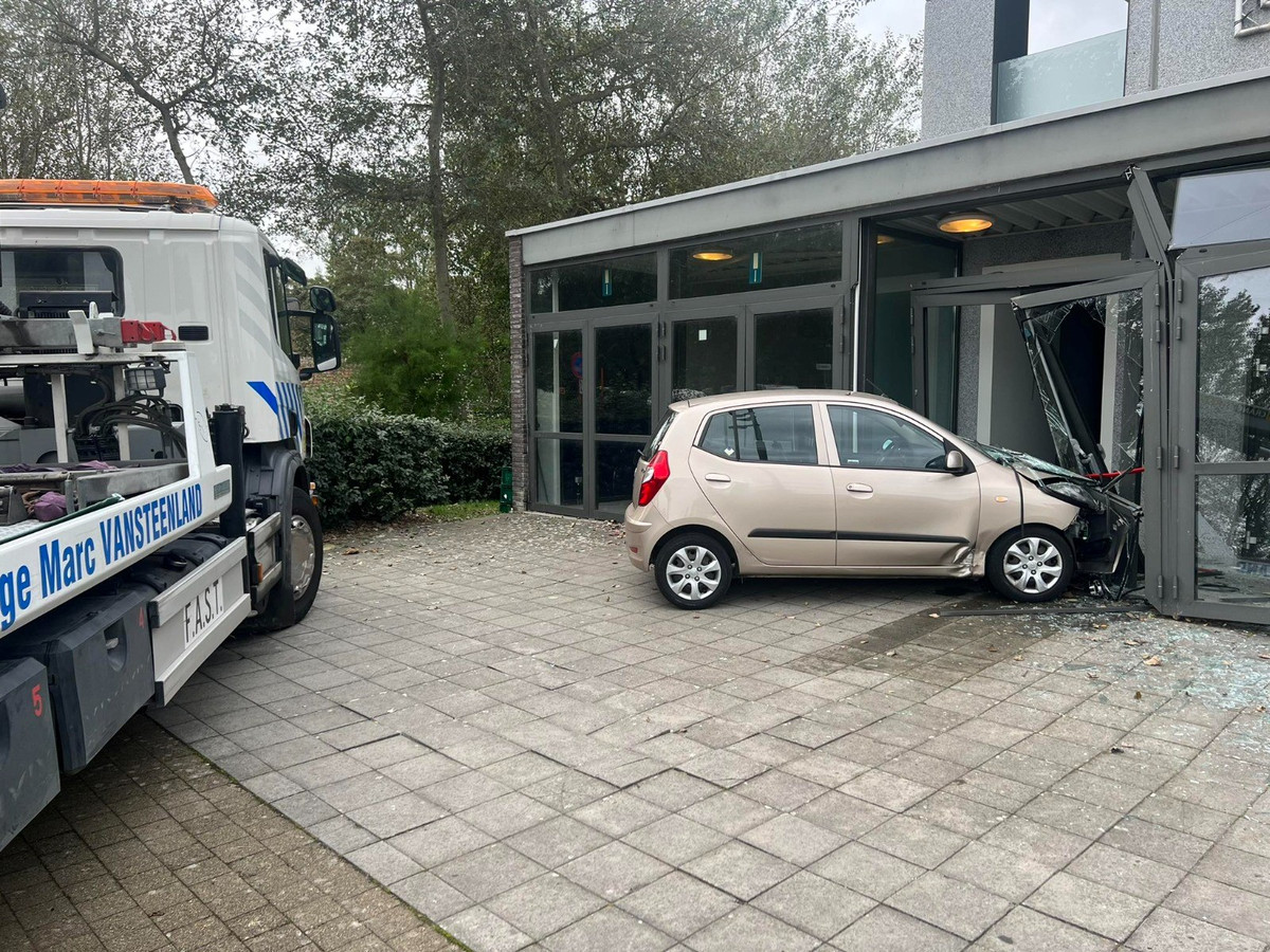 Auto knalt tegen vitrine van bioscoop in Koksijde | Foto | hln.be
