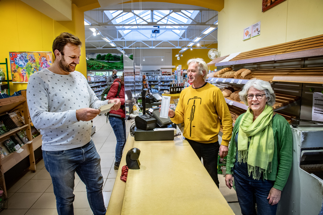 Stempelen bij de bio-super voor de buurman | Foto | gelderlander.nl
