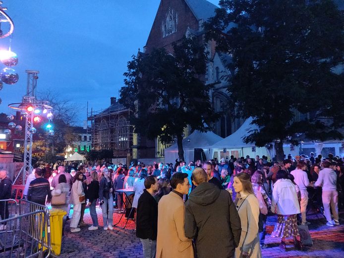 JENEVERFEESTEN. Liters drank, tradities om in ere te houden en bakken regen: dit was dag één van ...