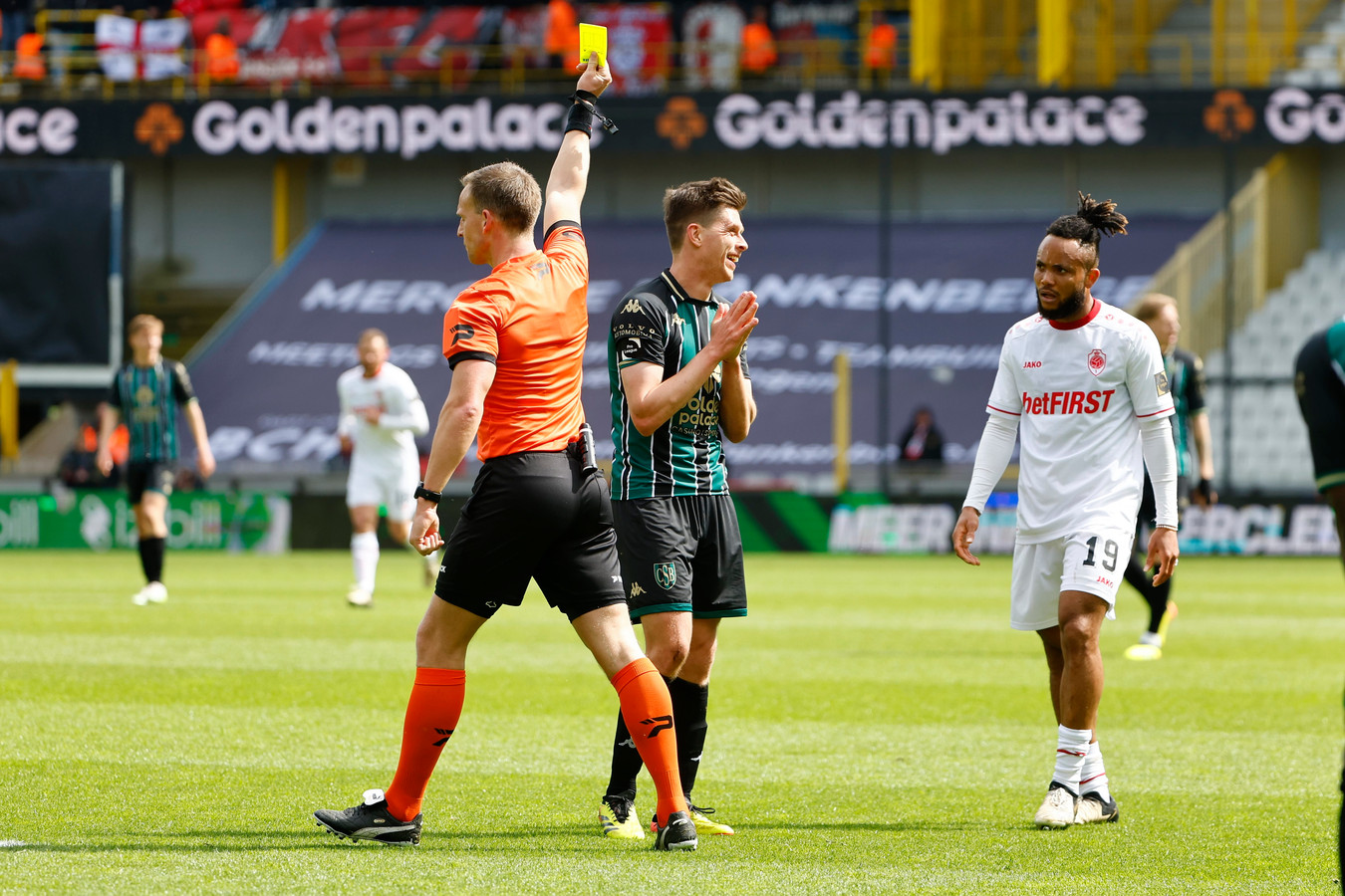 “Ik vind het not done dat je als scheidsrechter spelers gaat ... “Ik vind het not done dat je als scheidsrechter spelers gaat ...