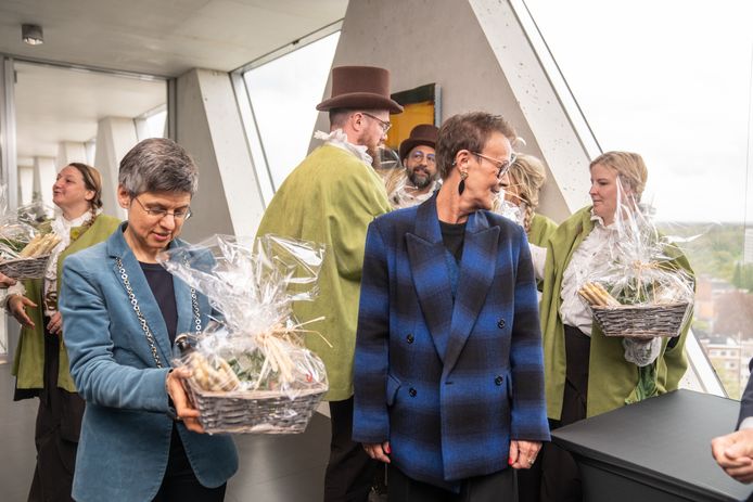 Gouverneur Cathy Berx proeft eerste Vlaamse asperges van het jaar ...