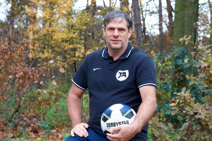 Invalbeurt tegen AC Milan ging net aan neus Marco de Jong voorbij ...