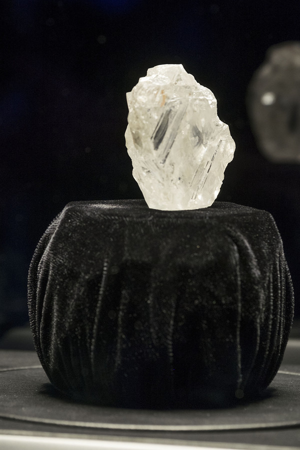 In volle bewondering voor grootste diamant ter wereld | Foto | hln.be