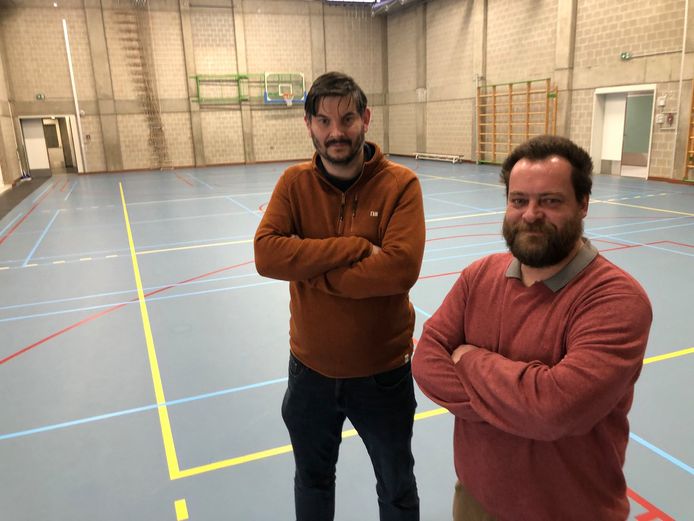 Vernieuwde sportzaal officieel ingespeeld door gemeenteraadsleden en ...