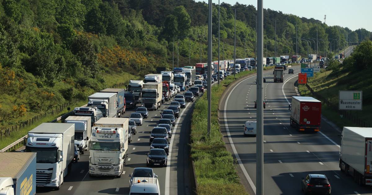 Anderhalf uur file op E17 naar Gent door ongeval ter hoogte van Lokeren ...