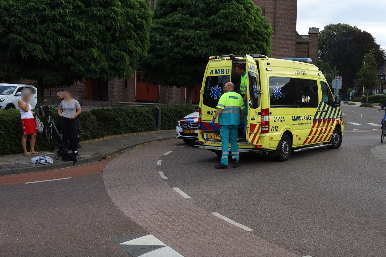 Fietsster gewond bij botsing met automobilist in Boekel | Foto | bd.nl Fietsster gewond bij botsing met automobilist in Boekel | Foto | bd.nl