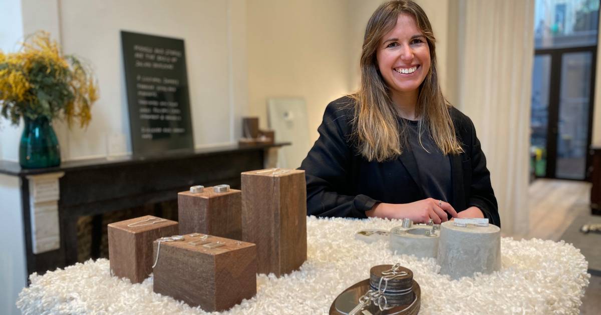 Jolien (31) opent winkel met zelfgemaakte juwelen: “Een derde van mijn ...