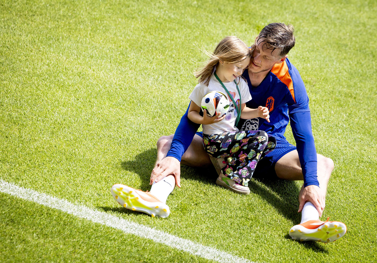 Mooie plaatjes: Oranje verwelkomt kinderen en familie, Brian Brobbey ...