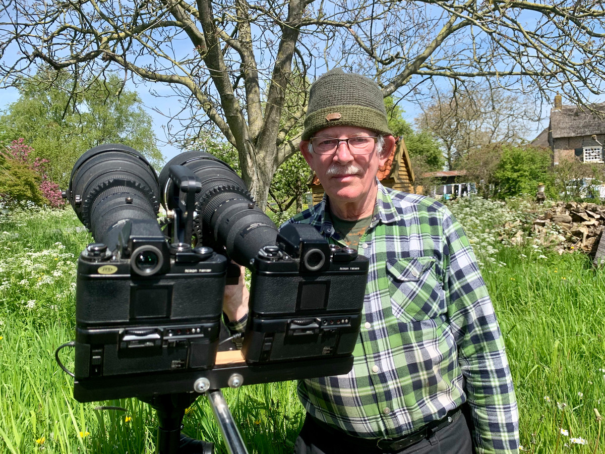 Klaas heeft voorliefde voor 3D-foto’s en moet daarom met zware lenzen ...