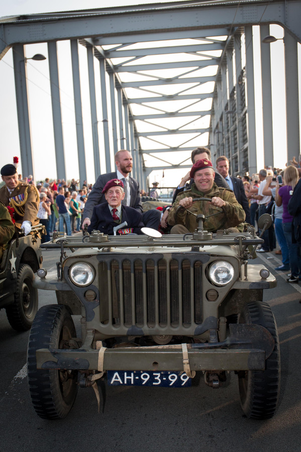 Ereplaats voor buste van oorlogsheld John Waddy in Airborne Museum ...