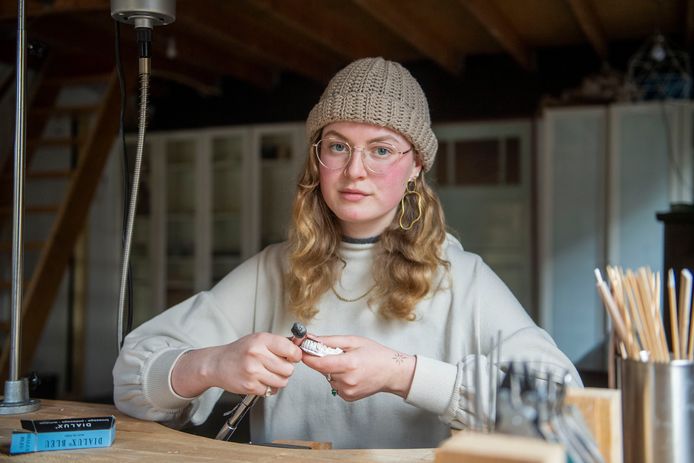 Dorien (23) uit Almelo maakt tandsieraden: ‘Precies op goede moment ...