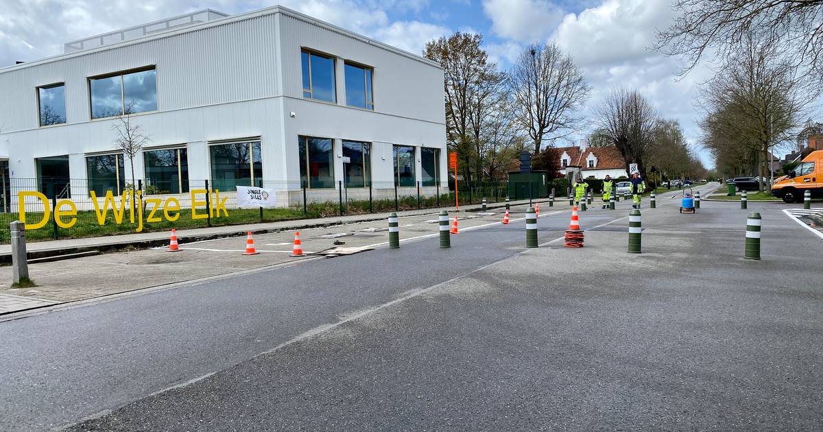 Paaltjes voor schoolpoort De Wijze Eik sluiten Eeklostraat af, buurt nu al misnoegd | Gent | hln.be