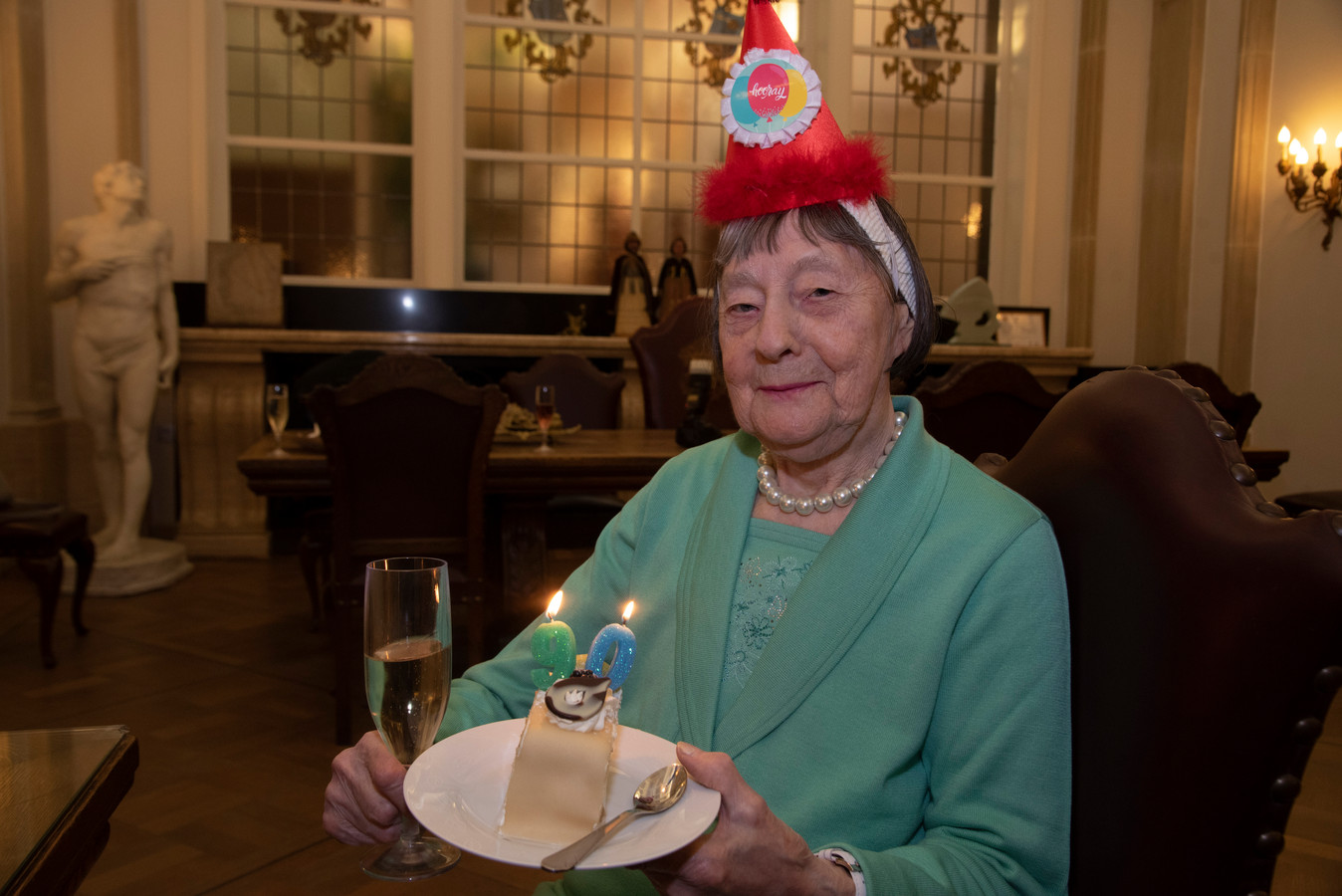 Louki viert 90ste verjaardag met bubbels en taart en heeft tips voor ... Louki viert 90ste verjaardag met bubbels en taart en heeft tips voor ...