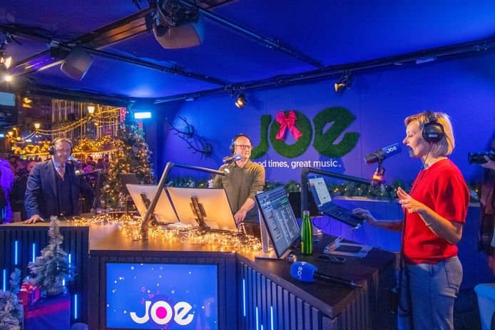 JOE Christmas House opent zijn deuren op Antwerpse kerstmarkt samen met Bart De Wever: “Elk kind ...