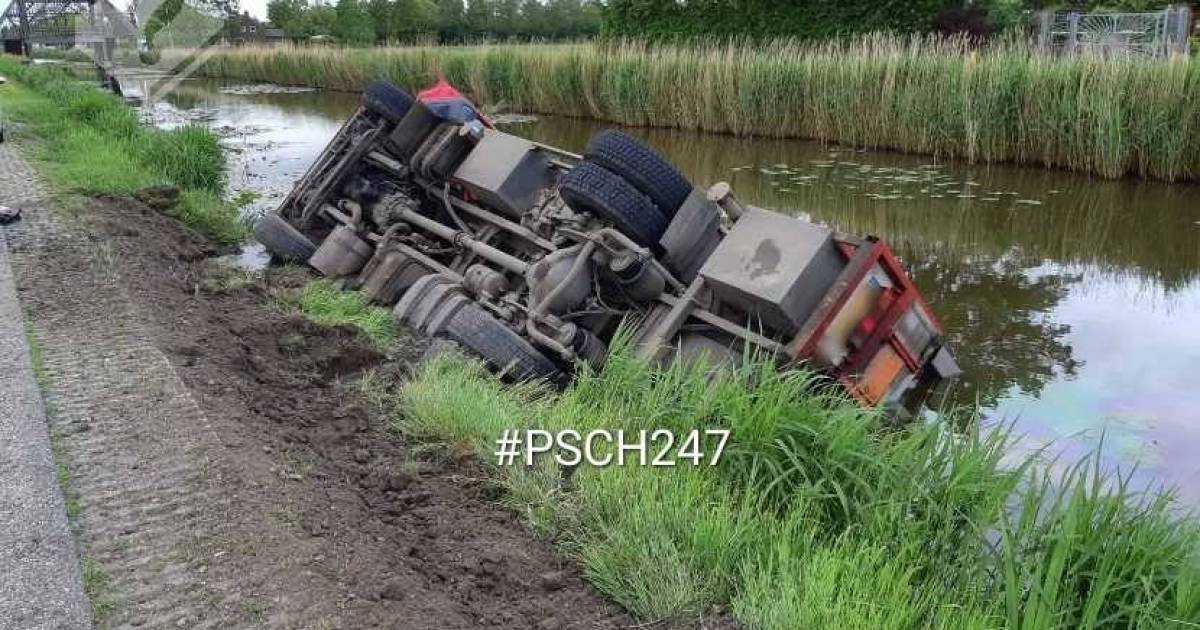 Vrachtwagen kantelt sloot in, inzittenden halen nat pak | Noord Holland ...