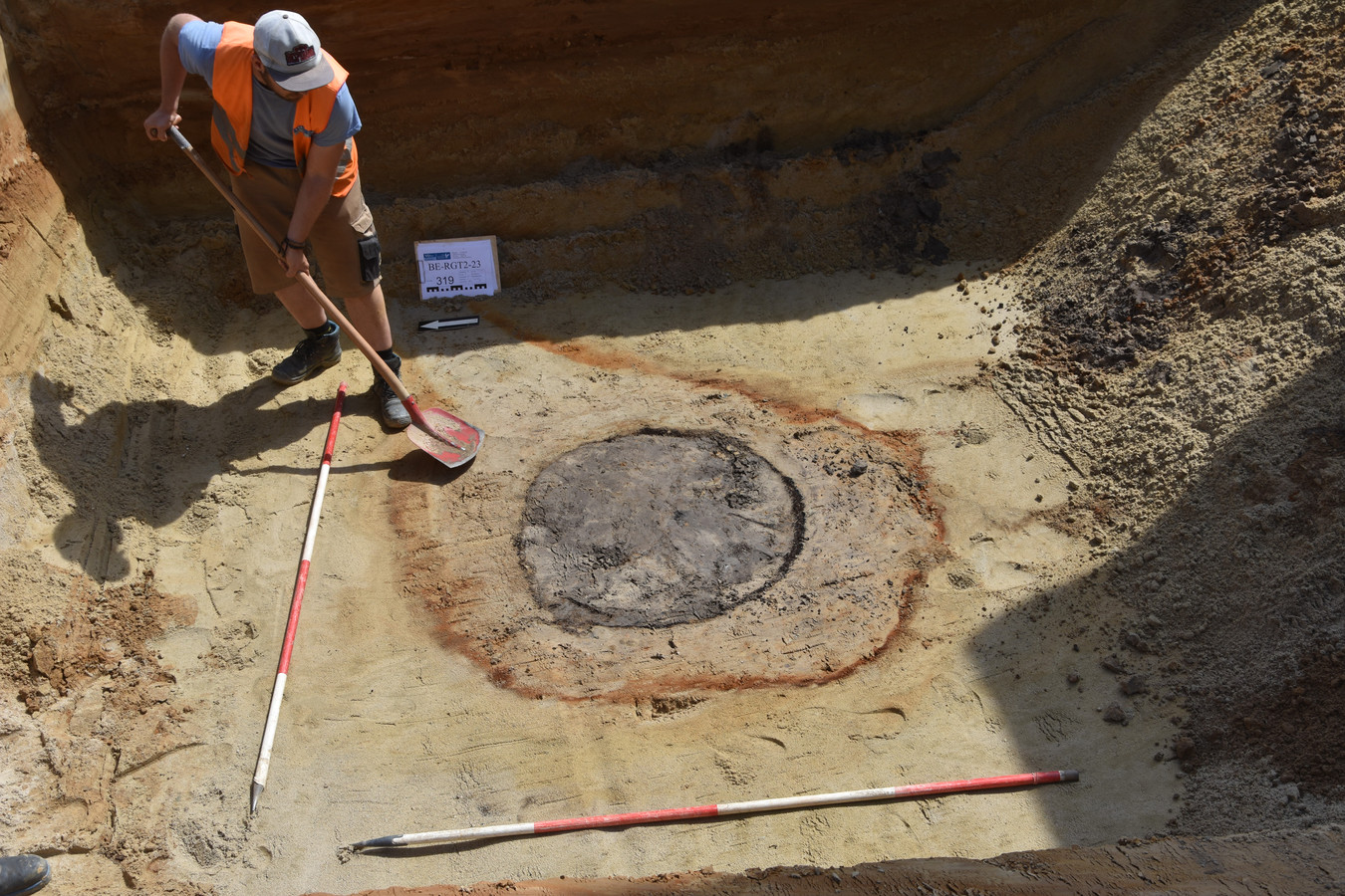 Archeologische vondsten gedaan op bouwlocatie in Riethoven: aardewerk, kralen en zelfs zwaarden ...