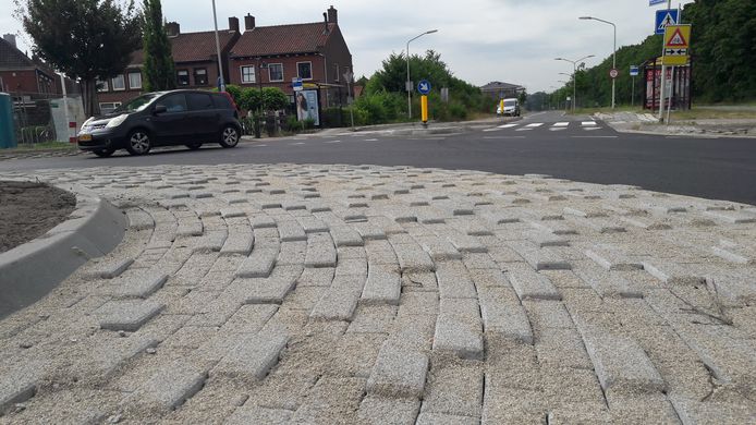 Printbeton vervangt ongelijke klinkers op rotondes bij Hoogerheide ...