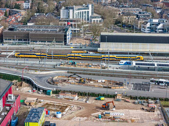 Station Zwolle in meivakantie vier dagen op slot voor bouw van loopbrug ...