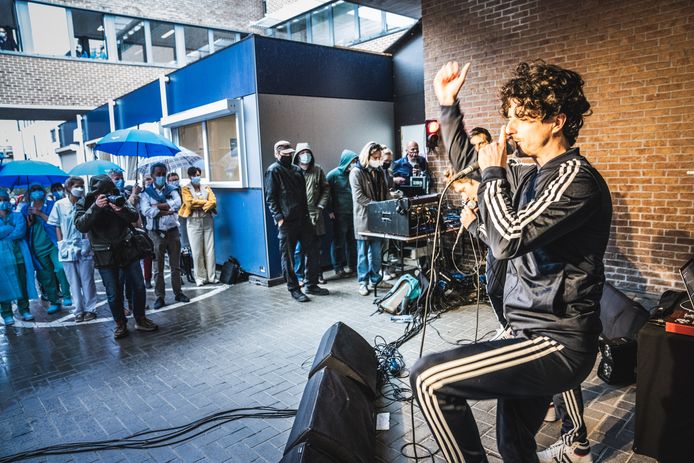 Gentse rappers van Uberdope treden op voor UZ-personeel | Gent | hln.be
