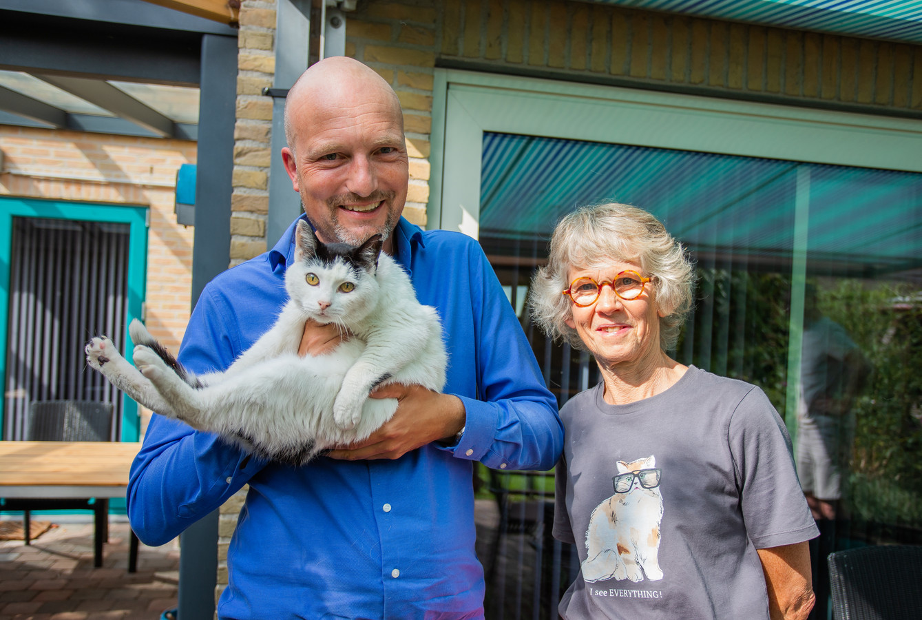 Kat Cleo keert na vier jaar net zo mysterieus terug als ze verdween ...