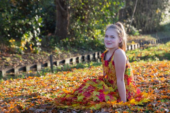 Bo (16) en Maria (15) ontwerpen herfstjurk van échte bladeren | Woerden ...