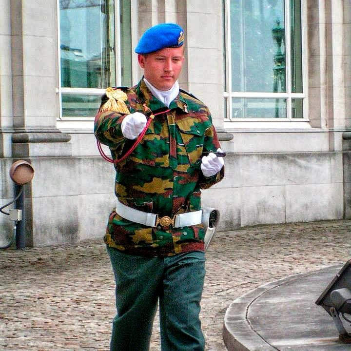 Hij diende in Kosovo, nu neemt Kortrijks schepen Axel Weydts verplicht ...