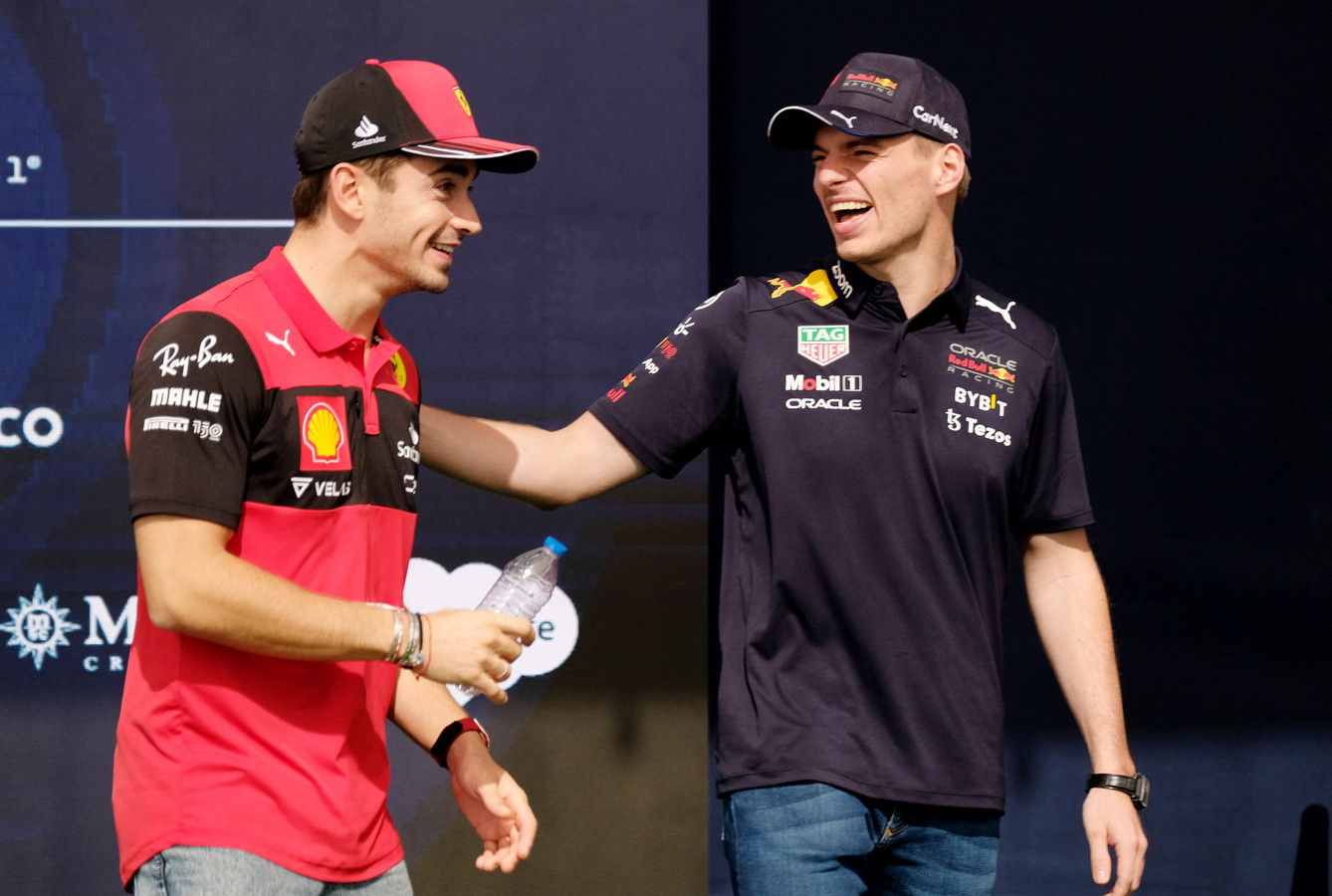 Max Verstappen vierde een klein feestje na zijn wereldtitel en is blij ...