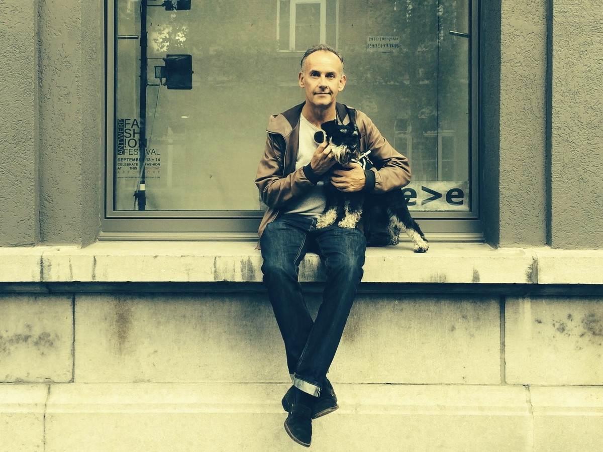 Zelfs na zijn overlijden blijft kapper John een verbindende factor ...