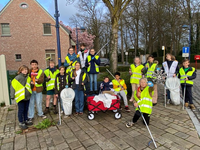 Leerlingen GBS Lievegem ruimen zwerfvuil in schoolbuurt | Lievegem | hln.be