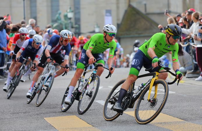 Fenomenale Pogacar brengt aanval van 100 kilometer tot een goed eind en ...