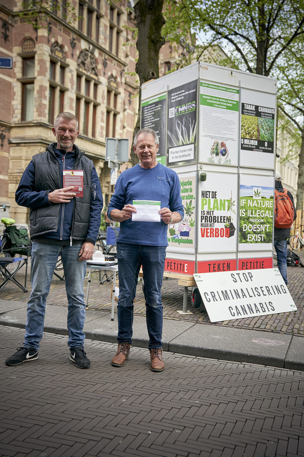 Hans Kamperman sprong van balkon in Tweede Kamer: ‘Achteraf naïeve actie’ | Foto | tubantia.nl