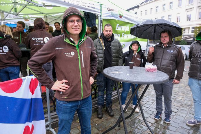 Jonge boeren houden actie voor het Europees Parlement | Brussel | hln.be
