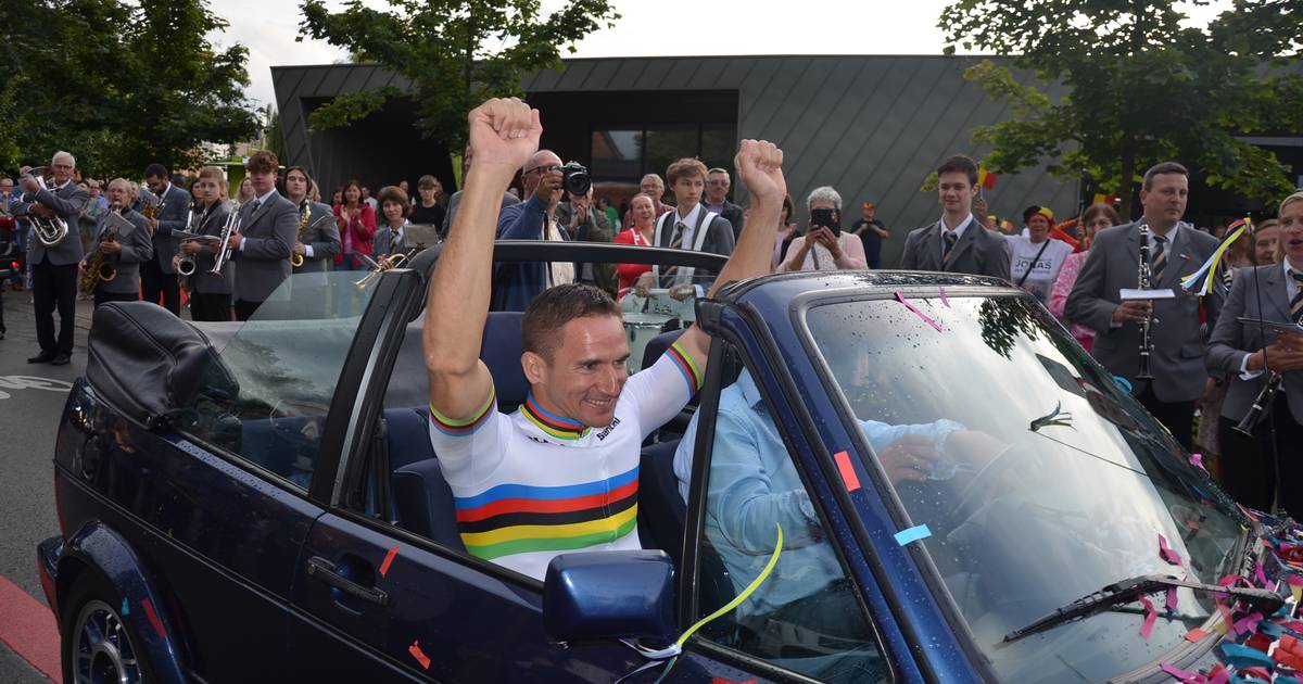 IN BEELD. Wereldkampioen handbike Jonas Van de Steene als held onthaald ...