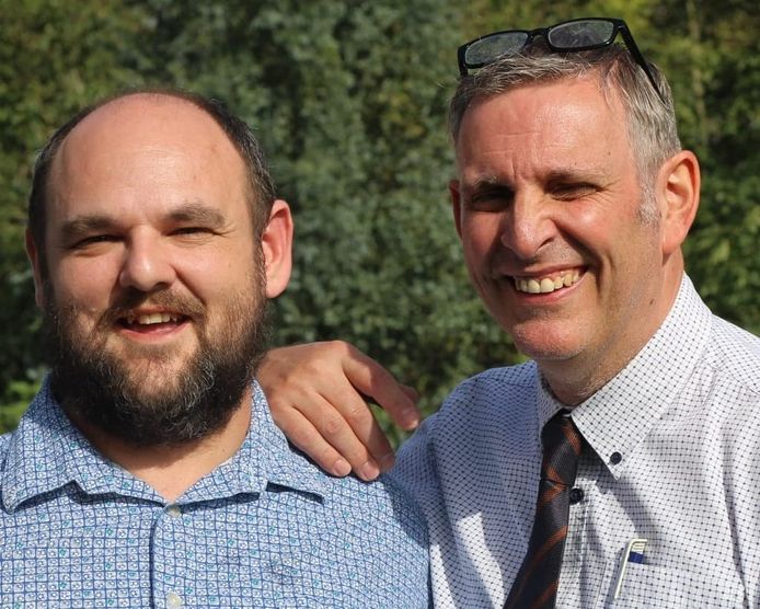 Open Vld-voorzitter Andy Standaert geeft fakkel door aan Johan Moens ...