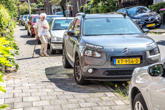 Bonnenregen in Zwolse wijk voor parkeren op de stoep: ‘Opeens mag het ...