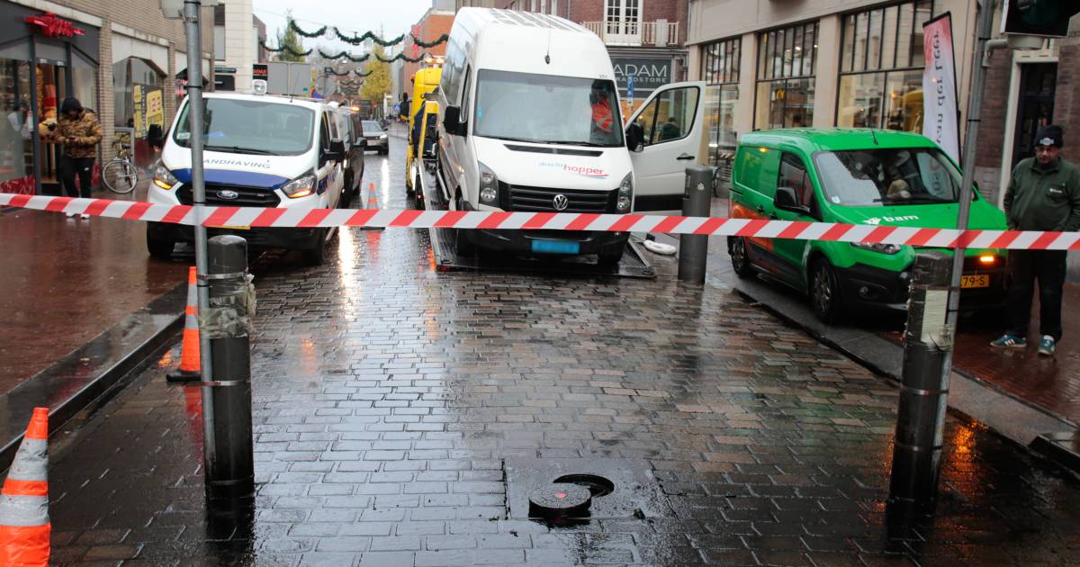 Drechthopper rijdt op poller in de Visstraat; straat afgesloten door ...