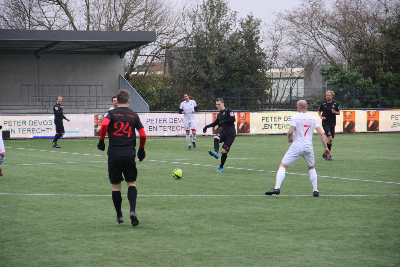 Benefietwedstrijd eert overleden voetbalcoach Peter Devos (55): “Het ...