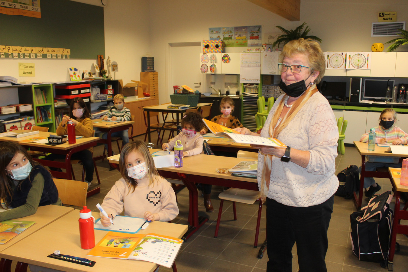 Juffrouw Rachel is 72 en staat weer voor de klas: “Er zijn er die beter ...
