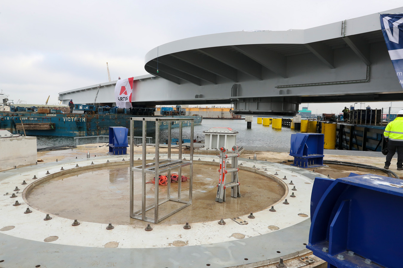 Draaibrug van 130 meter lang en 34 miljoen euro arriveert in Zeebrugge ...