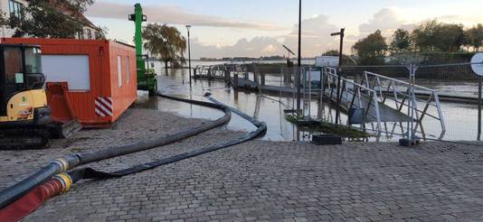 LIVE WATEROVERLAST WESTHOEK. Water trekt stilaan weg door droger weer ...