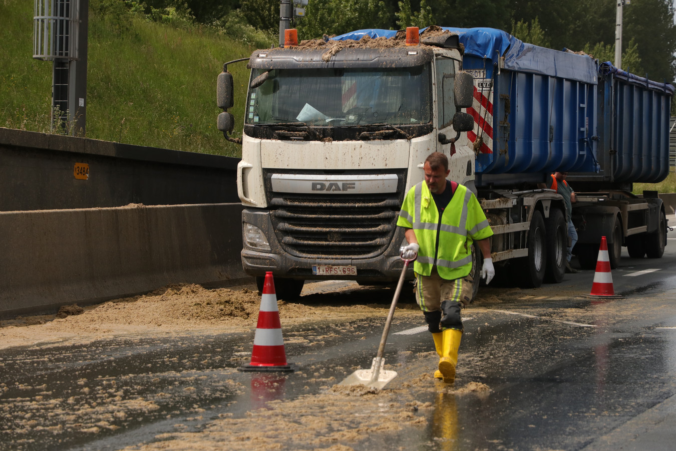 Drie rijstroken aan Kennedytunnel tijdlang versperd door vrachtwagen ... Drie rijstroken aan Kennedytunnel tijdlang versperd door vrachtwagen ...