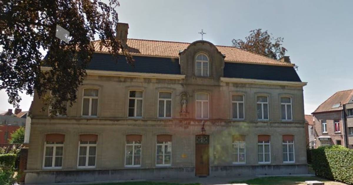 Stad Izegem verkoopt decanaatshuis aan kerkbestuur | Izegem | hln.be