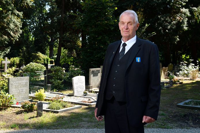 Jan werkt al 50 jaar op een begraafplaats en begroef 5750 mensen: ‘Soms ...