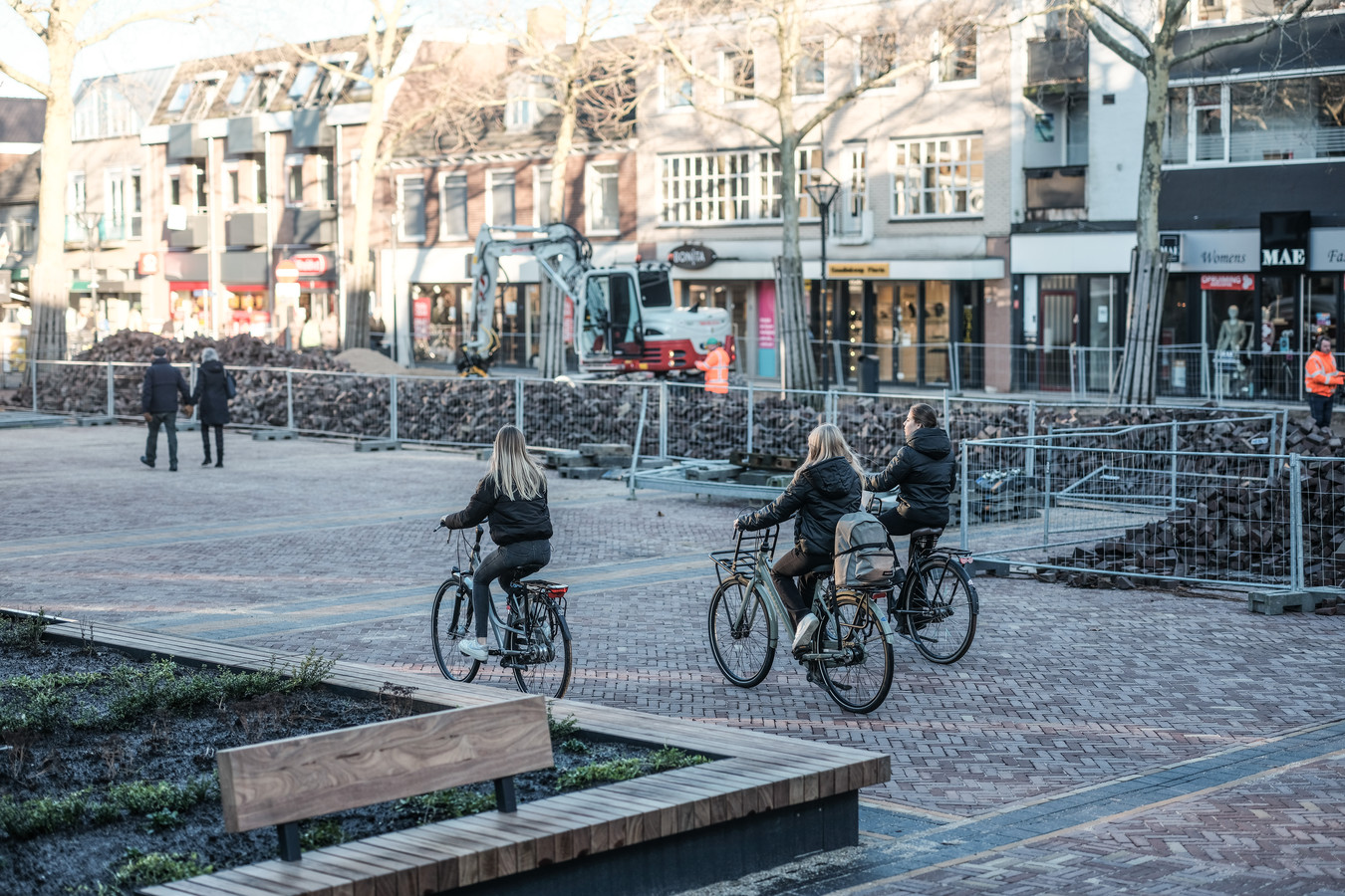 Passen en meten in het centrum van Zevenaar; nieuw Raadhuisplein krijgt ...