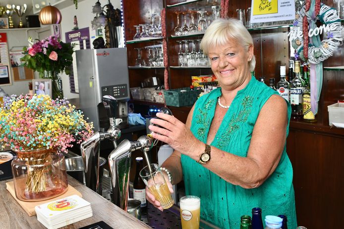 Arlette viert 60ste verjaardag en 40 jaar achter de toog van café De ...