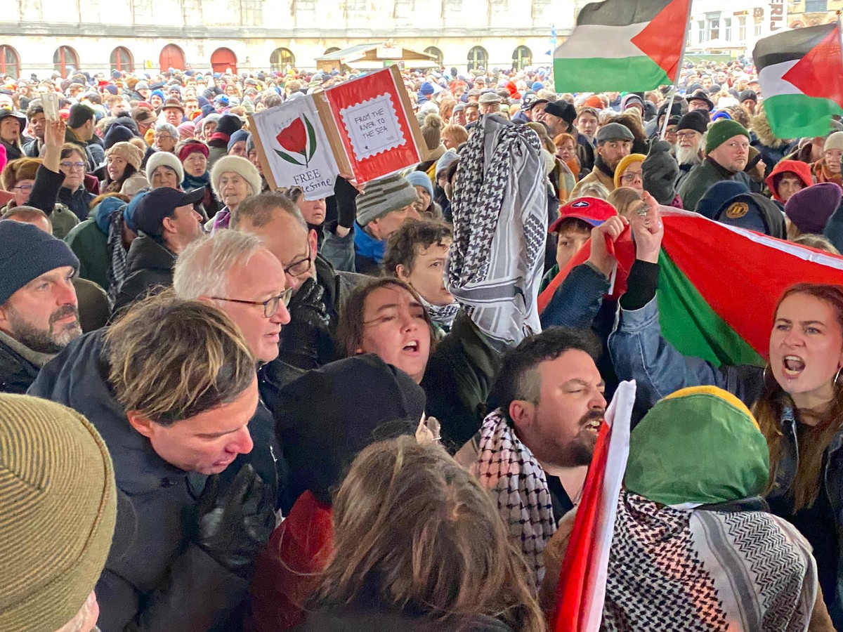 9 pro-Palestijnse actievoerders aangehouden tijdens nieuwjaarsreceptie ... 9 pro-Palestijnse actievoerders aangehouden tijdens nieuwjaarsreceptie ...