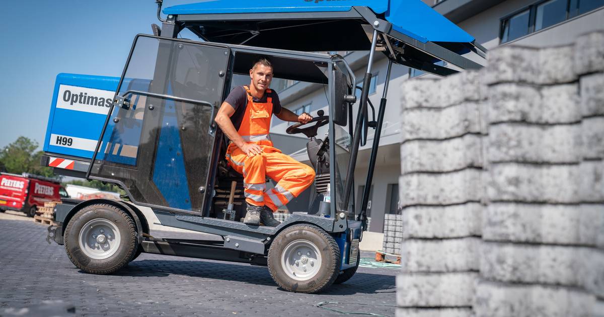 Andrew (29) kon studeren maar werd stratenmaker | Werk | AD.nl