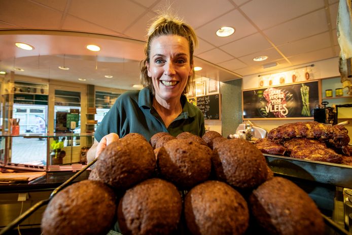 Slager Ilona uit Deventer 3de bij verkiezing lekkerste Bal Gehakt van ...